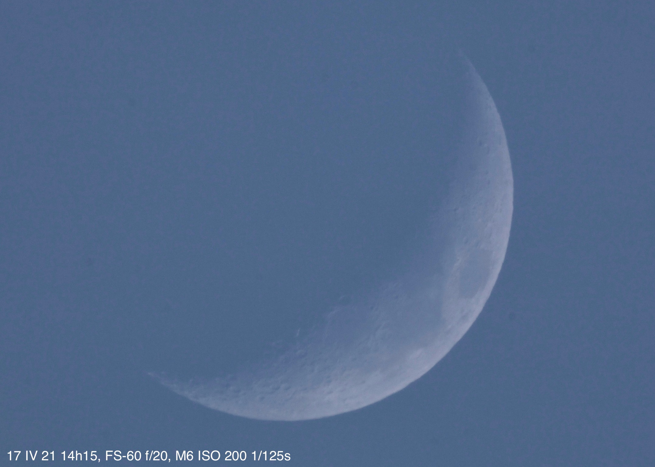 ASTROPHOTOGRAPHY – Daytime Moon – Everything Geek